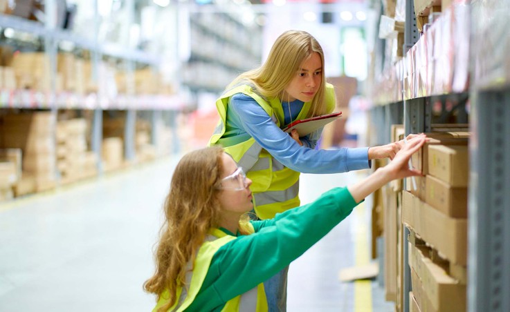 Fachlagerist/in Ausbildung: Infos, Gehalt, Stellen